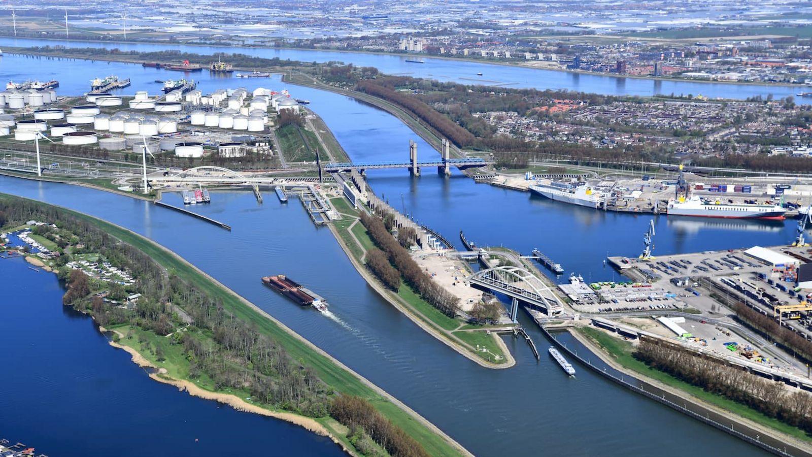 Flood Risk Management in the port of Rotterdam - AIVP
